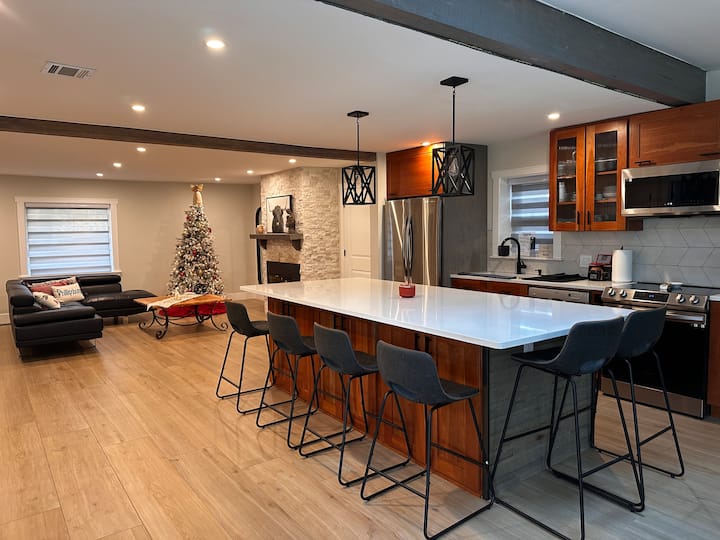 Cozy Modern Escape Wineries & Dining Nearby - Easton, PA