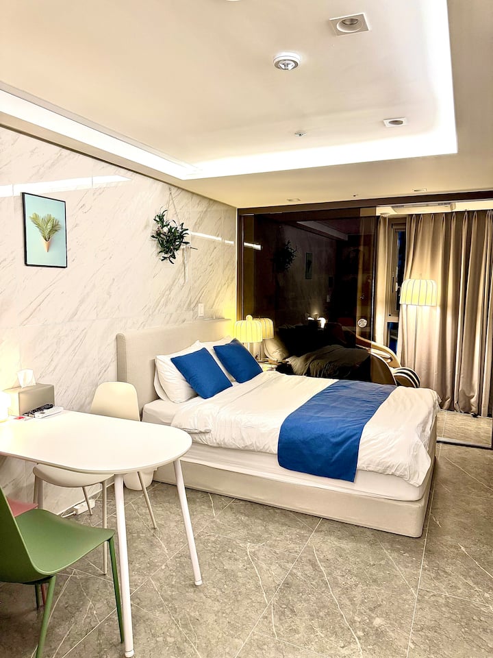 신축, 고급 안마의자, 지하철 5분, 공항버스 3분 - Seoul