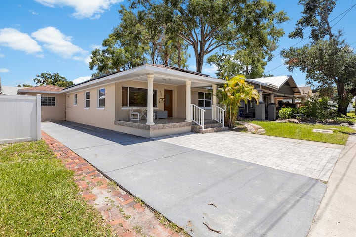 Riverwalk Tampa- 4/4- Sleeps 12 - Tampa