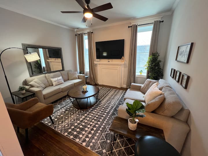 Updated Duplex Balcony & Office - Saint-Louis, MO