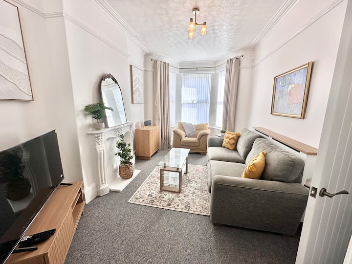 Stylish 3‑bed Home Near Oxton Village & Liverpool - Wirral