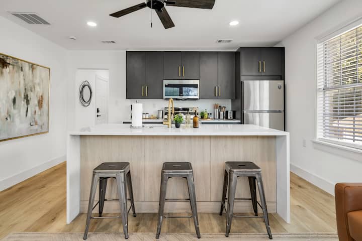 Luxury Stay In Downtown Dallas + Massive Backyard! - Dallas, TX