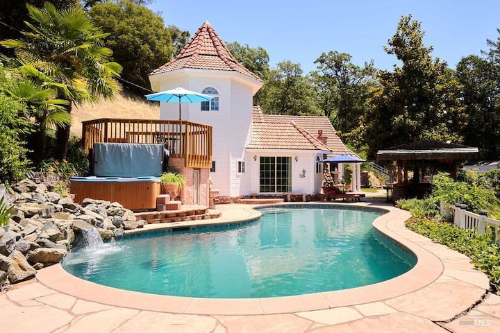 Castle Getaway In Redwood Valley - Willits, CA