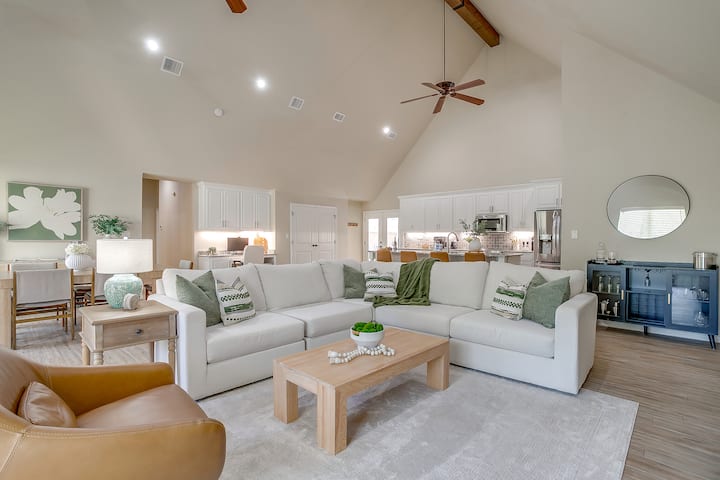 Granbury Lakehouse | Hot Tub, Fire Pit, Dock - Granbury, TX