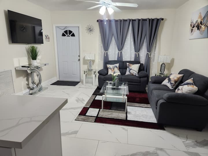 Cozy House Near Sunlife Stadium - Miami Gardens, FL