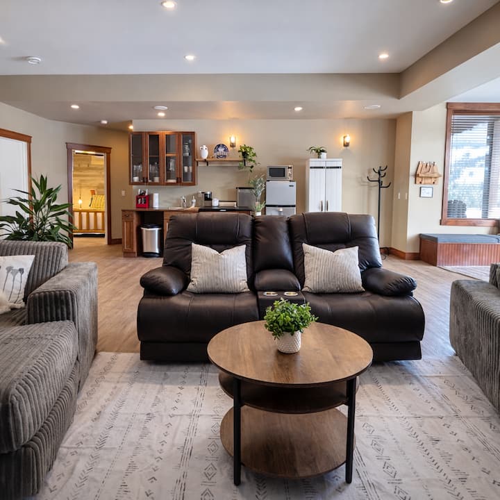 Beautiful 3 Bdr Entire Floor, River Views! - Castlegar