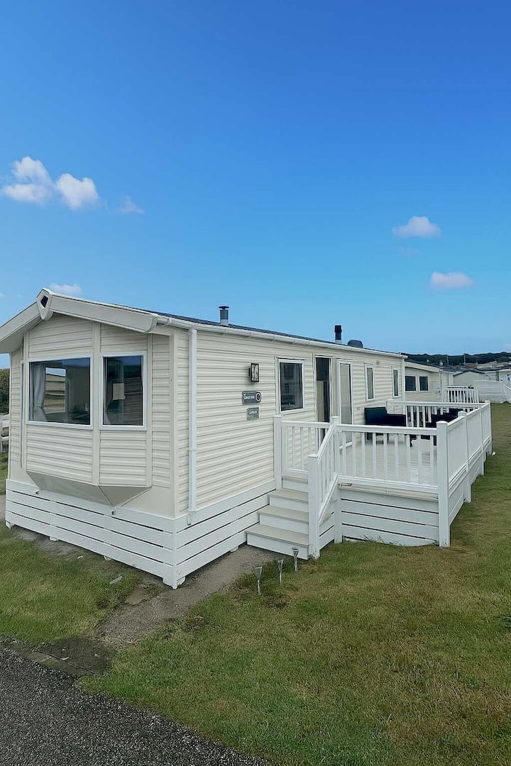 Lovely 2 Bed Caravan + Decking @Newquay Bay Resort - Newquay