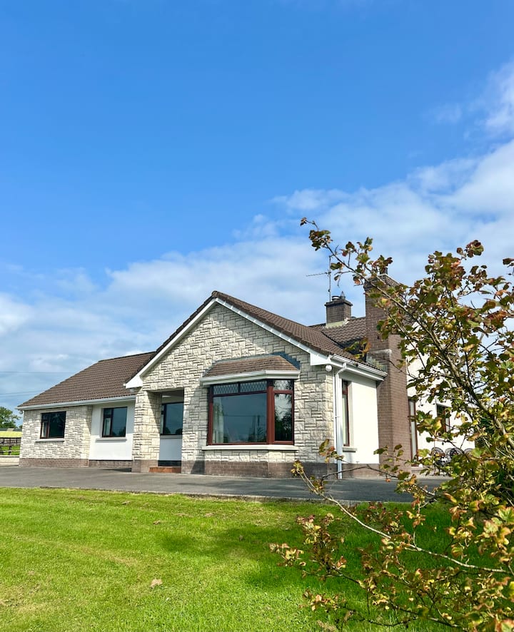 Whitepark Lodge – 5-bed Countryside Home - Enniskillen