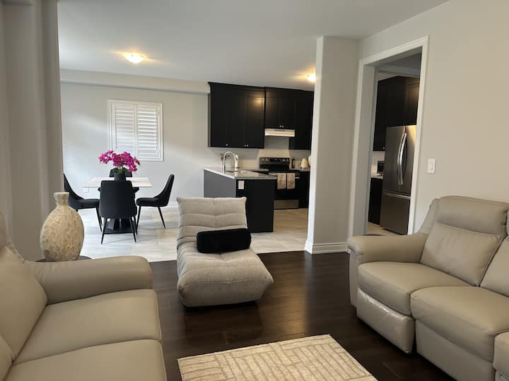 Modern, Spacious Oasis - Orillia