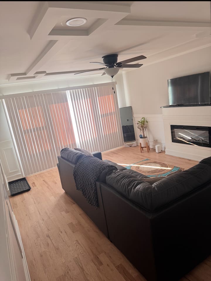 4bdrm Family Home W/ Pool Table Sleeps 10 2br - Outdoor Water Park, Markham