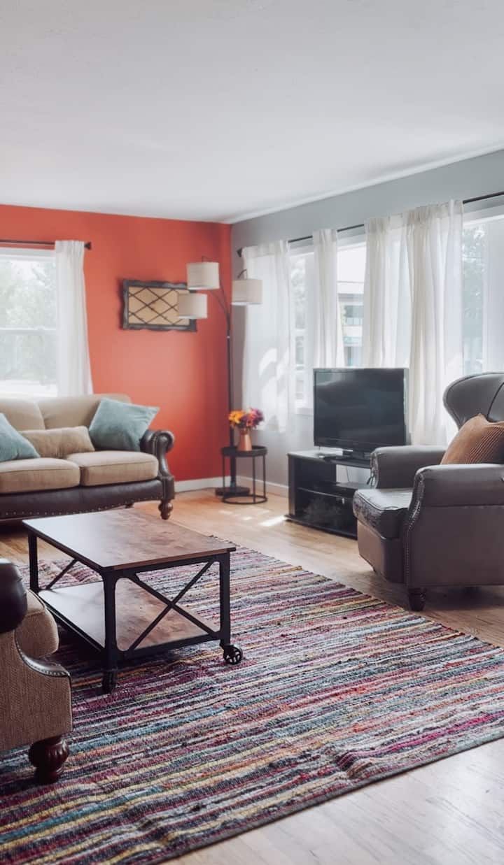 Pet Friendly 4br Mid-town Home With Fenced Yard - Billings, MT