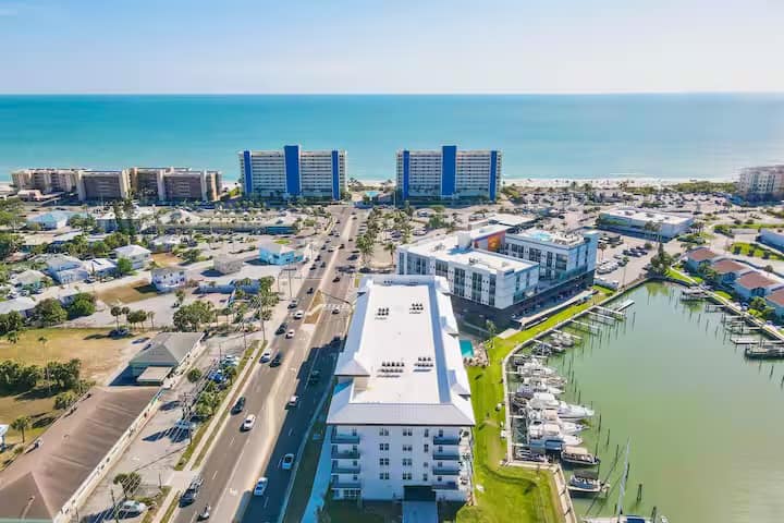 4 Minute Walk To Beach 3 Bedroom Luxury Condo - Madeira Beach, FL
