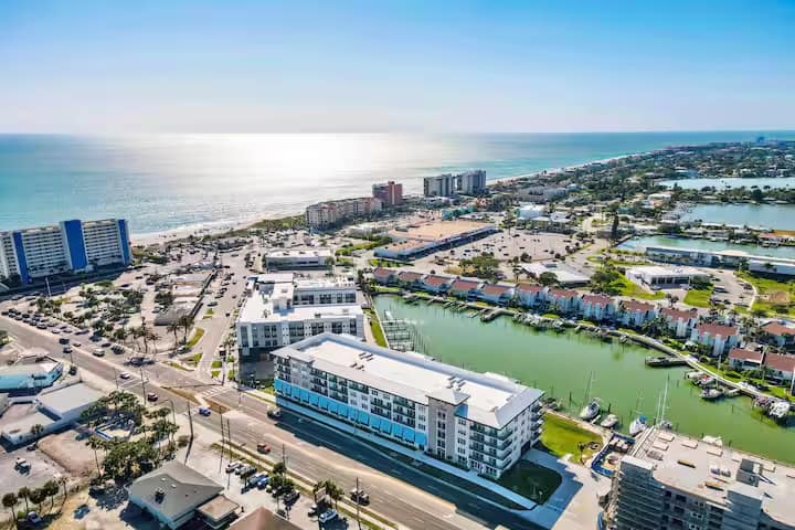 Luxury 3br Waterfront Condo Across From The Beach - Madeira Beach, FL