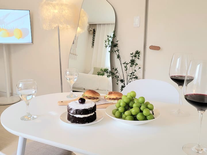 1~2월할인/무료 주차/유아동반/장박할인/김포공항•홍대•명동•남산•마곡•Kspo 교통 편리 - Bucheon-si