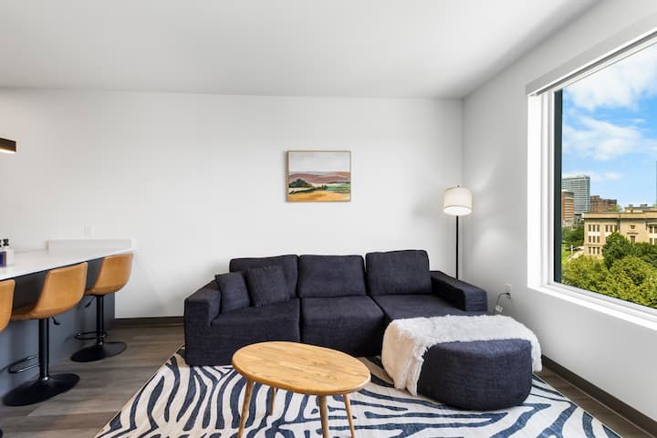 Comfy 1b1b W/ Wi-fi, Gym + Parking - Cleveland, OH