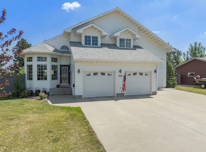 Your Perfect Getaway
Welcome To The White House - Minot, ND