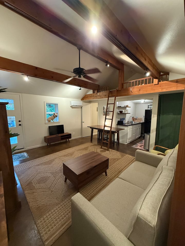 Tiger Cabana. Private Driveway & Entrance. - Baton Rouge, LA