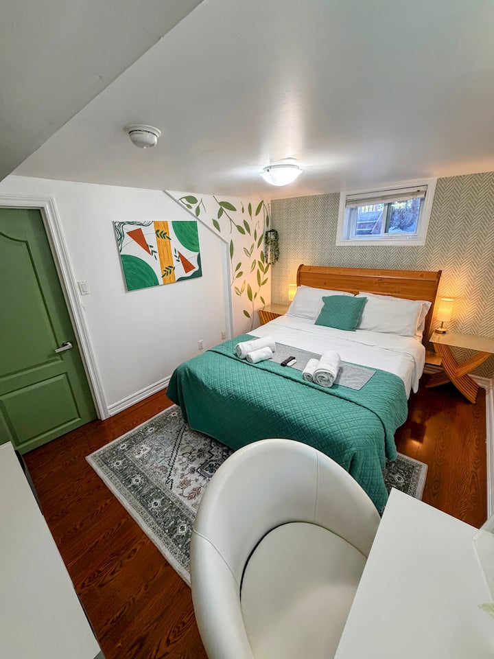 Entire Basement Near Subway & Shops - Toronto