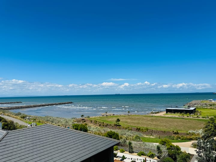 Ocean Front Lighthouse Apartment - Werribee
