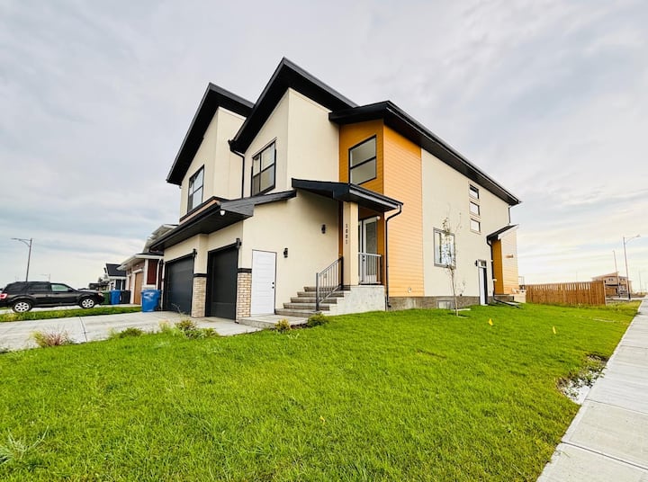 Lake Getaway | 4bd 4ba Home - Chestermere