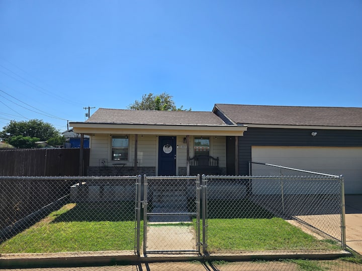 Cute, Cozy, Comfy Cottage - Lubbock