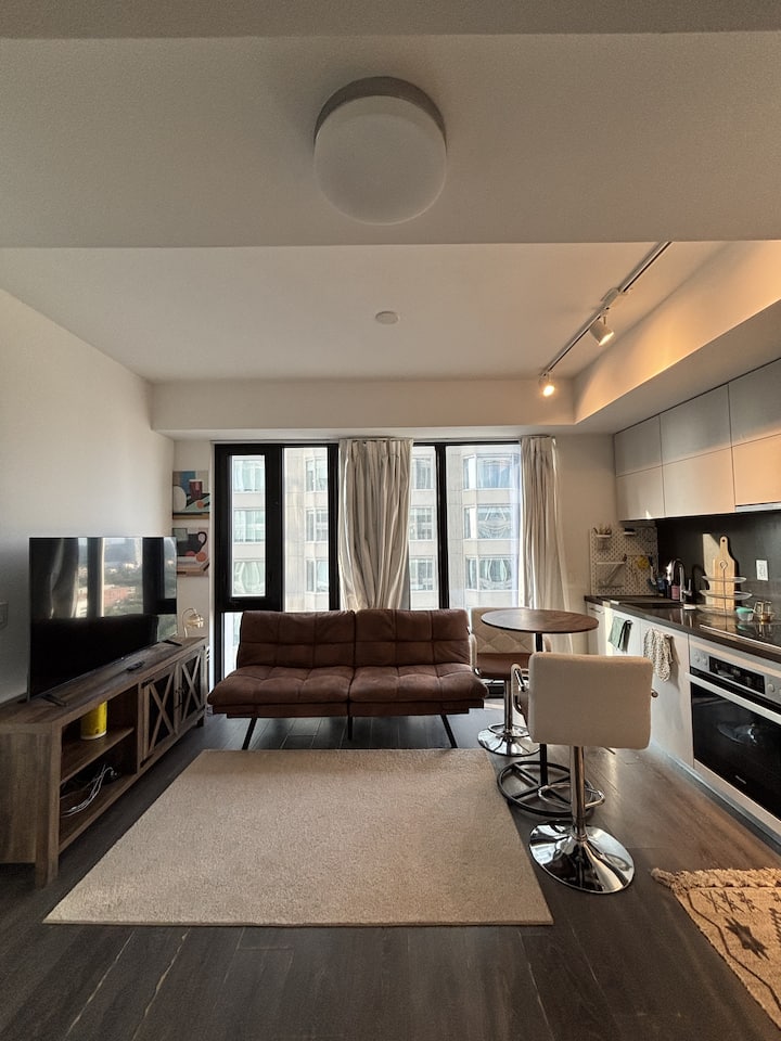 Heart Of Yorkville! Chic, Modern, 1 Min To Subway - Toronto
