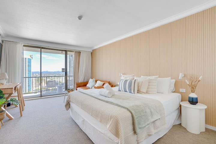 Chic Mantra Studio | Stunning Views, Walk To Beach - Surfers Paradise