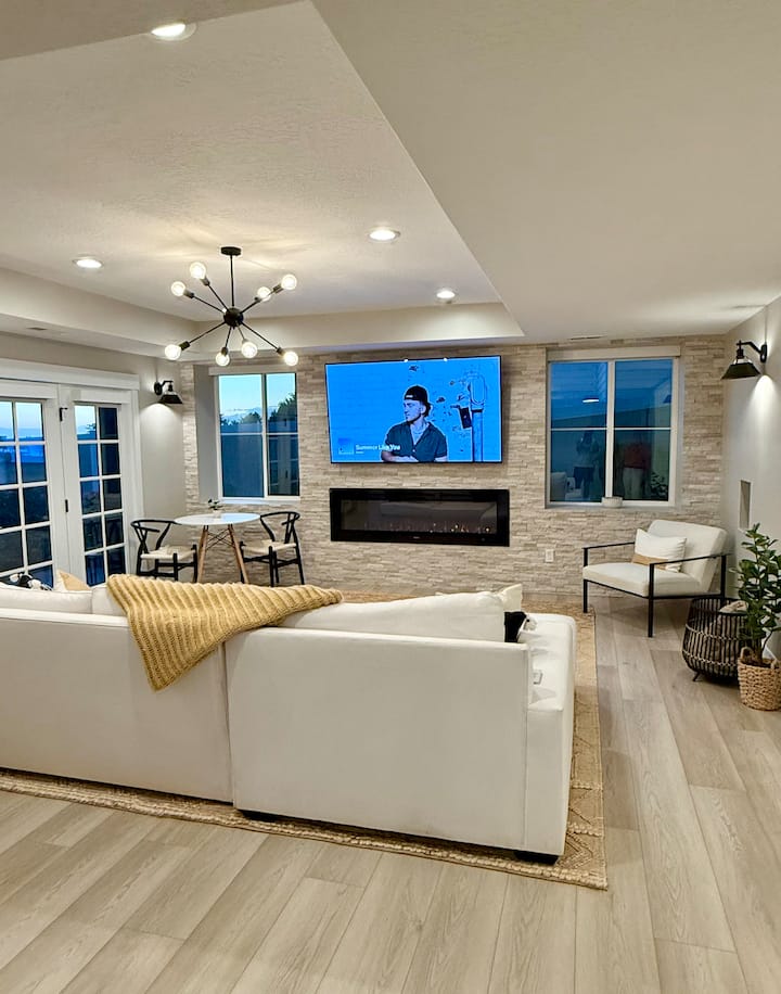 East Farmington Gem, Views, Near Lagoon & Freeway - Farmington, UT