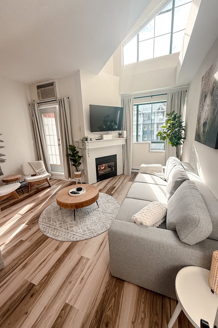 Modern Studio | King Bed, Hot Tub, Free Parking - Whistler