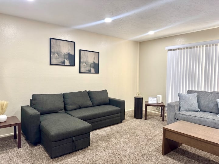 Spacious Home | King Bed, Gameroom & Washer/dryer - Lemoore, CA
