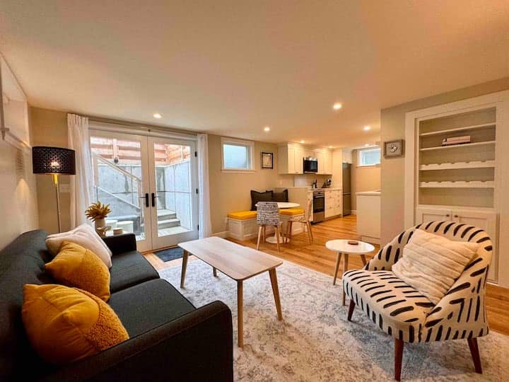 Bright Boutique Apt + Ev Parking - Seattle, WA