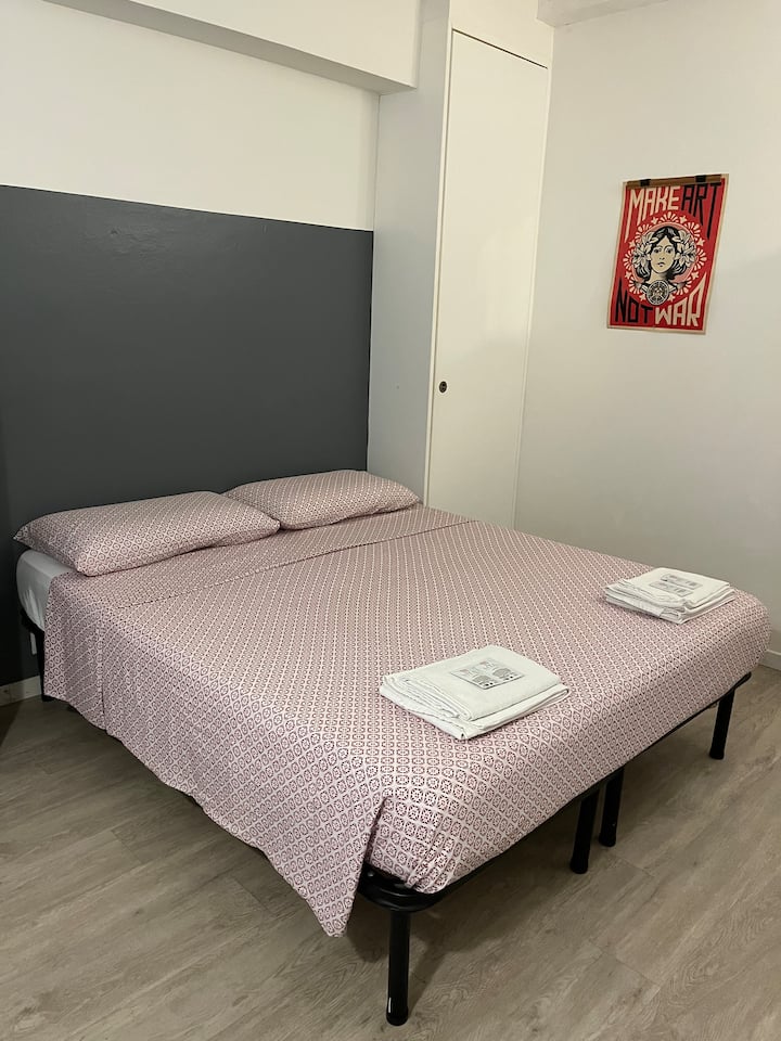 Small Ground Floor Studio Center - Bolonia