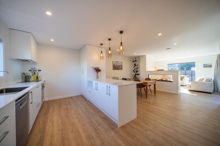 Modern Retreat - Park, Lake, Mountains - Te Anau