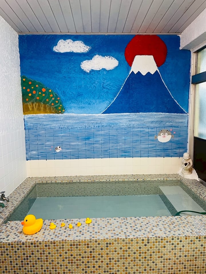 『民宿 大塚』 宿の目の前は海（お部屋は山側）昭和宿で非日常の旅　側面テラスから海を望む - 伊東市