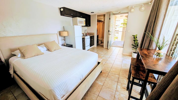 Waikīkī Wind | Near Beach | Canal View & Lanai - Honolulu