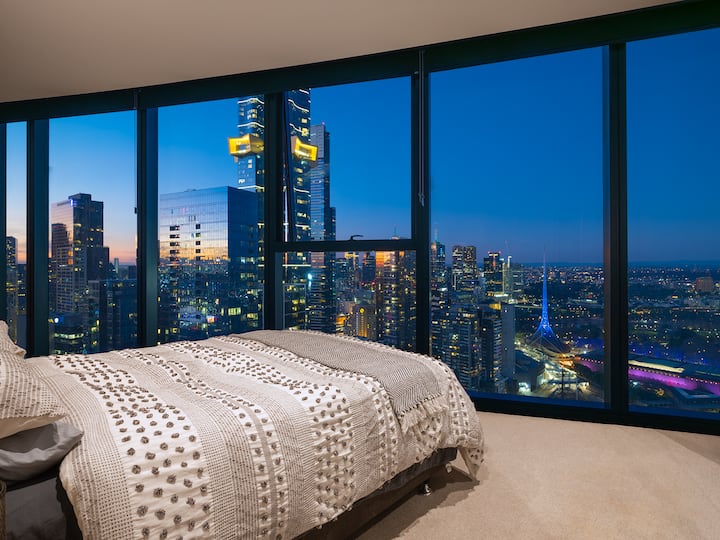 Skyline Suites | Stunning City Views, Gym & Pool - Melbourne