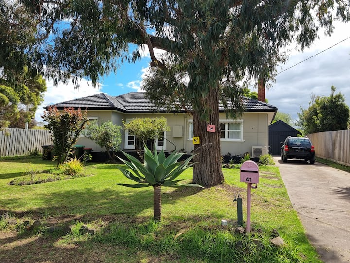 Charming Cottage Steps From The Beach - Torquay