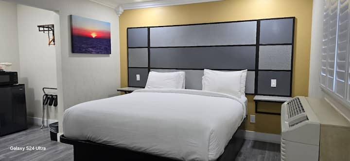 King Bed Non-smoking | Hotel Avenida Victorville - Victorville, CA