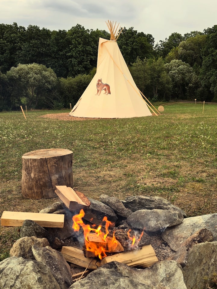 Teepee V Přírodě S Výhledem Na Zámek - Tschechien