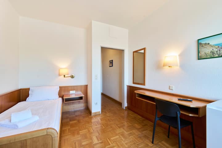 Einzelzimmer Für Monteure Neu - Straubing