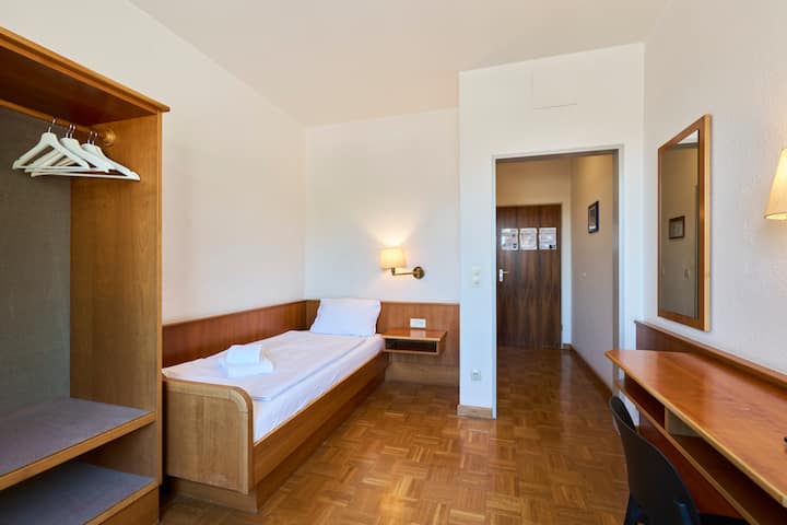 Einzelzimmer Für Monteure Neu - Straubing