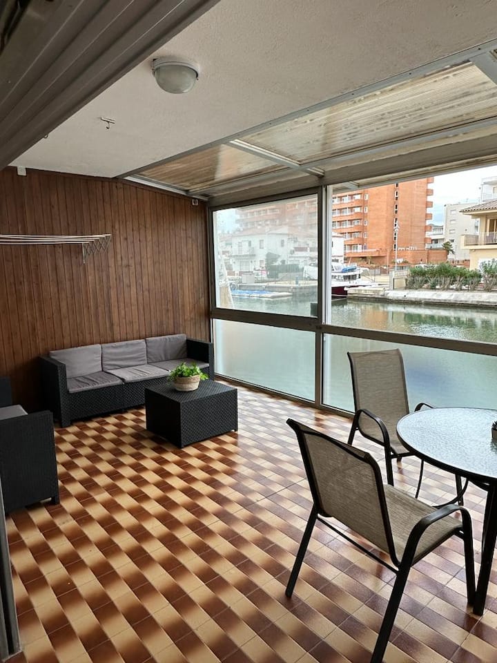 Bajo Con Comedor Aire Libre - Roses