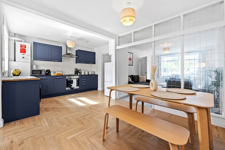 New! Spacious 4br With Private Parking - Royal Leamington Spa