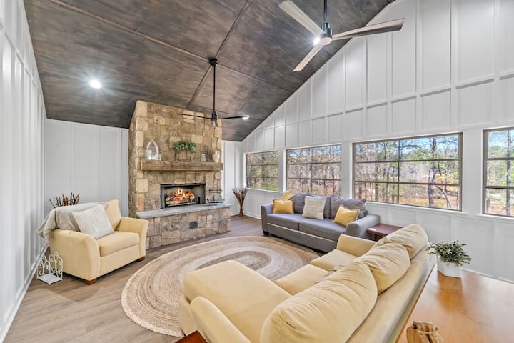 Lakefront Sinclair Getaway: Arcade, Dock & Firepit - Milledgeville, GA