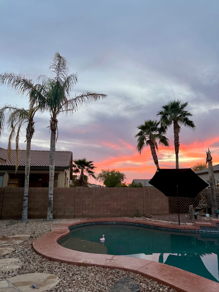 Cozy 5bd 3ba 
Pool/fire Pit/bbq - Maricopa, AZ