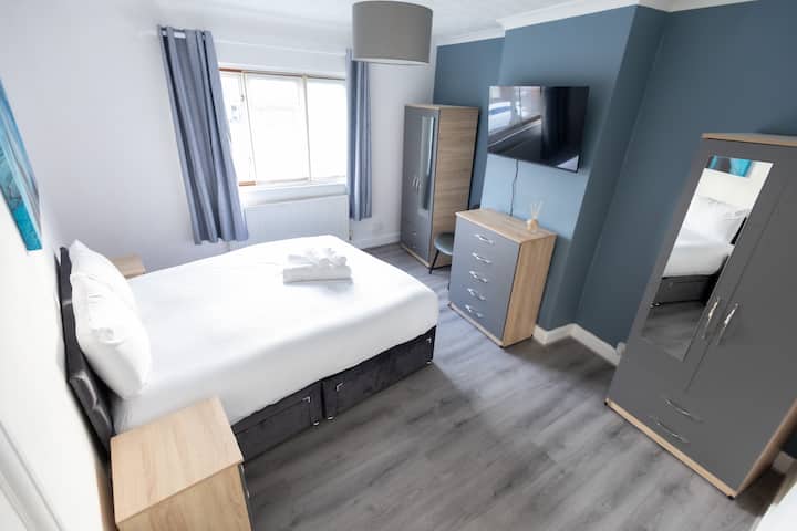 Grand 4-bed Corporate Flat - Free Parking - Watford