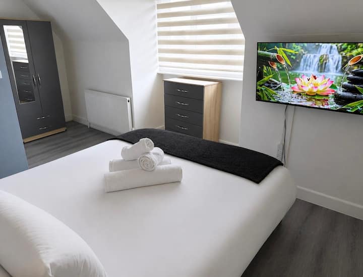 Grand 4-bed Corporate Flat - Free Parking - Watford
