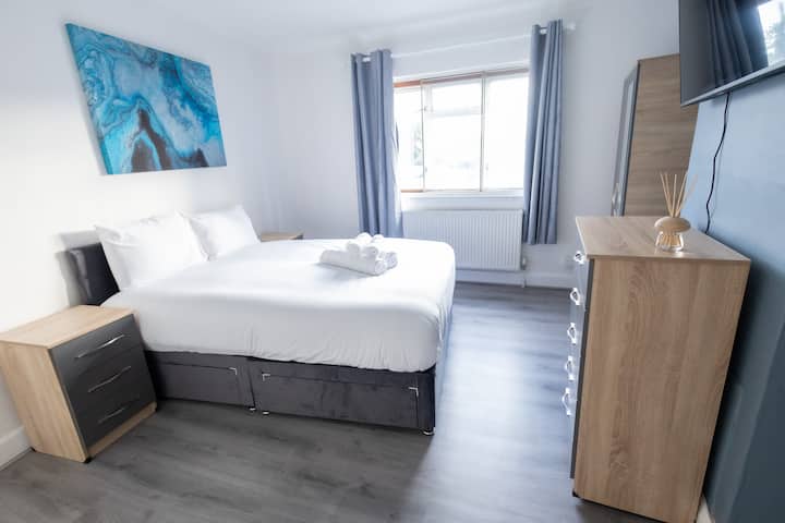 Grand 4-bed Corporate Flat - Free Parking - Saint Albans