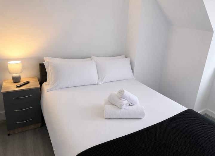 Grand 4-bed Corporate Flat - Free Parking - St Albans, UK