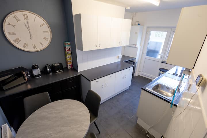Grand 4-bed Corporate Flat - Free Parking - St Albans